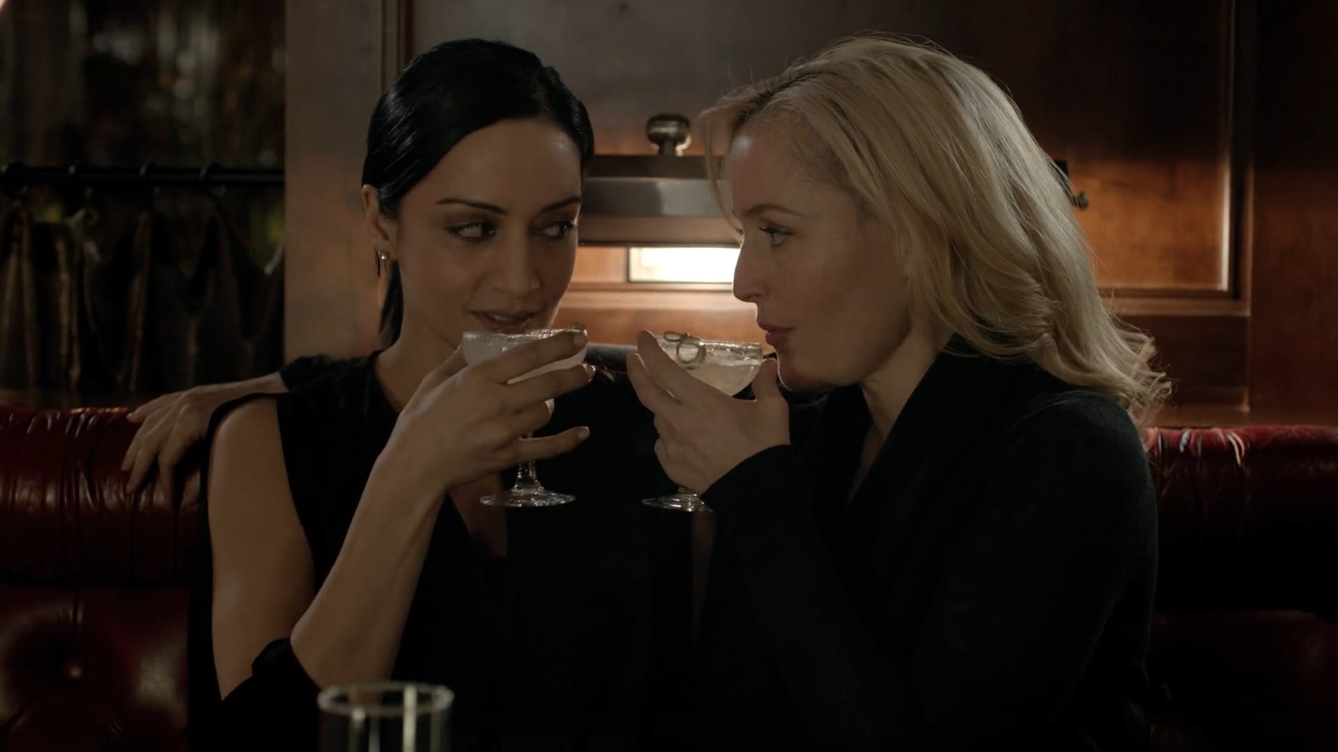The Fall — Gillian Anderson and Archie Panjabi lesbian kiss scene